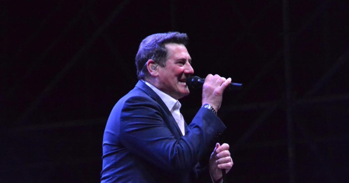 Tony Hadley cade in camerino (frattura) ma tiene il concerto a Palmi ...