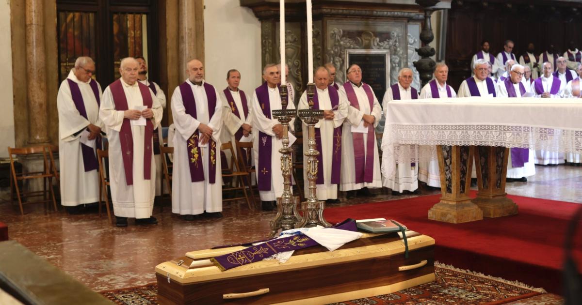 Steccata gremita di fedeli questa mattina per i funerali di monsignor ...