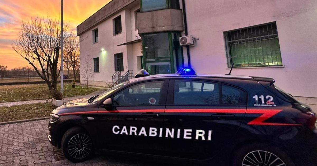 Invia una foto con il cappio al collo a un amico, e spegne il cellulare ...