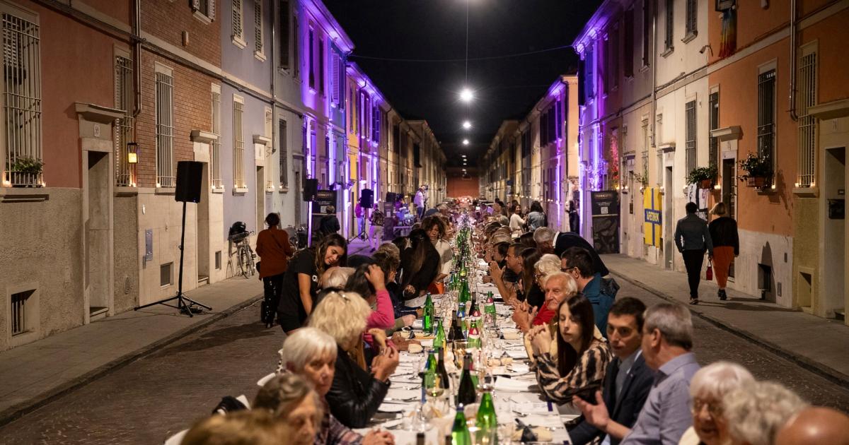 Al via la cena sotto le stelle in via della Salute - Gazzetta di Parma