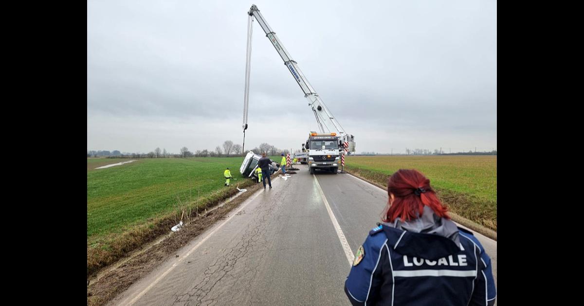 Incidente a Diolo di Soragna, camion fuori strada - Gazzetta di Parma