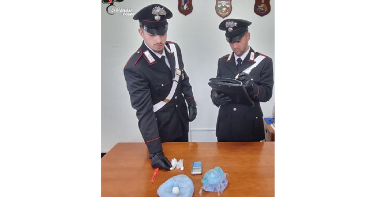 Tradito da un cd sporco di cocaina durante un controllo stradale. I carabinieri ne trovano oltre ...