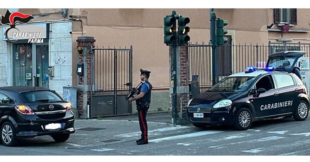 Prima aggredisce il nuovo fidanzato della ex, poi gli ruba il telefono cellulare e fugge: 27enne ...