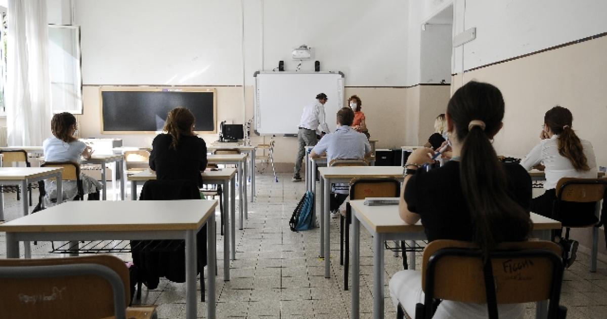 Dà un pugno a un alunno: in un video le offese al prof e la reazione ...