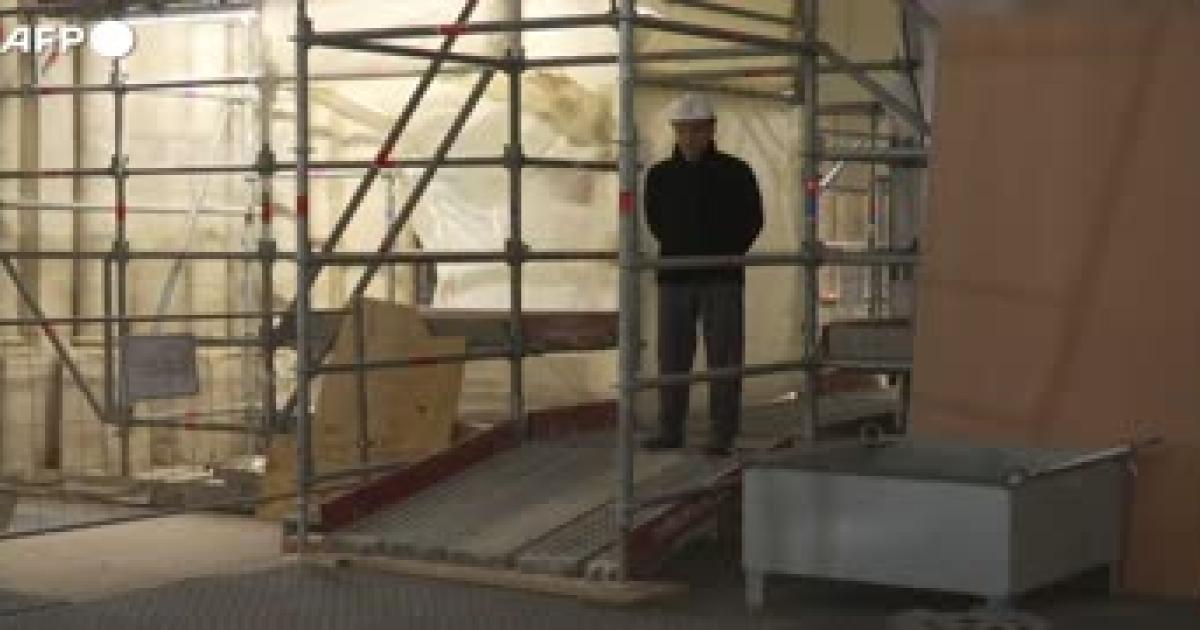 Parigi, Emmanuel e Brigitte Macron visitano il cantiere di Notre-Dame ...