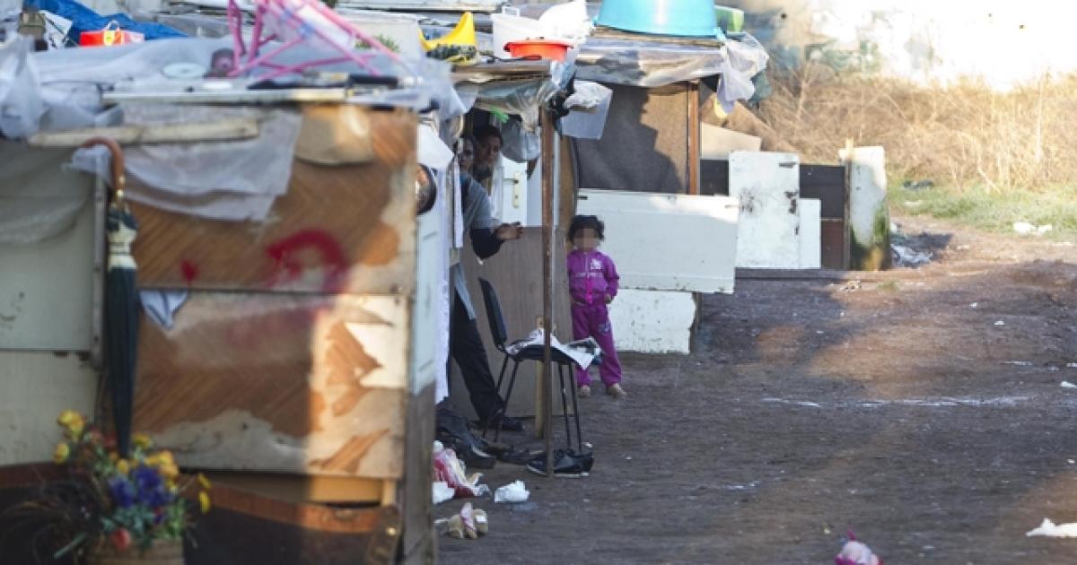 Vivono di elemosina in una baracca a Milano, 5 bimbi in comunità ...
