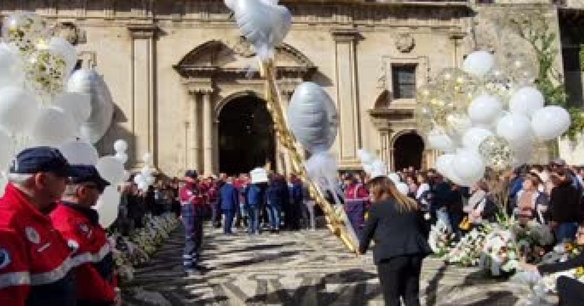 Margaret Spada, palloncini liberati in cielo e bara in processione ...