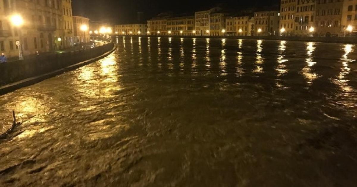 L' Arno in una notte è tornato fiume dopo mesi di siccità - Gazzetta di ...