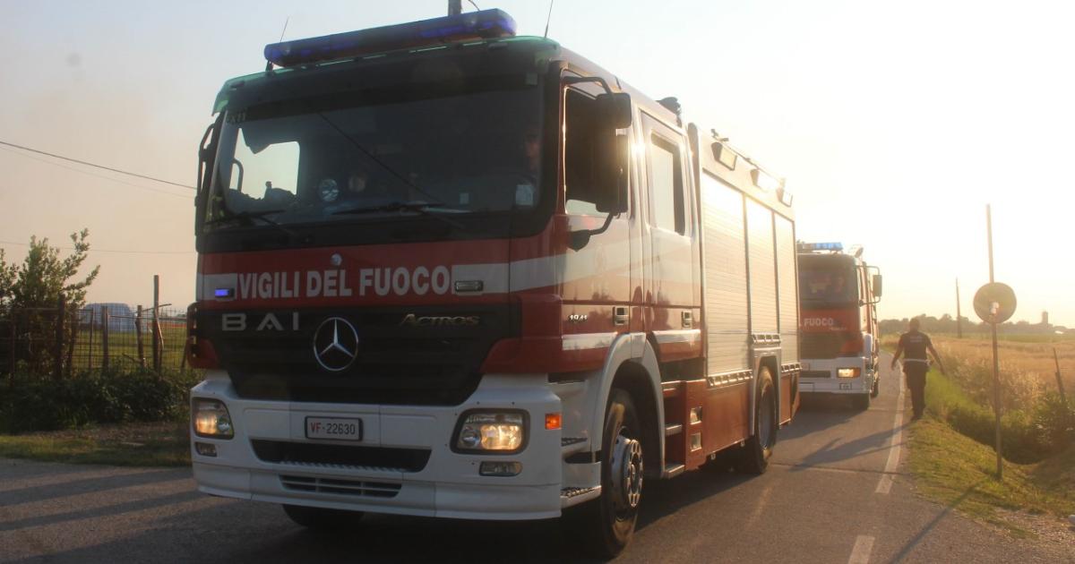 Tetto in fiamme in un'abitazione: diverse squadre dei vigili del fuoco ...
