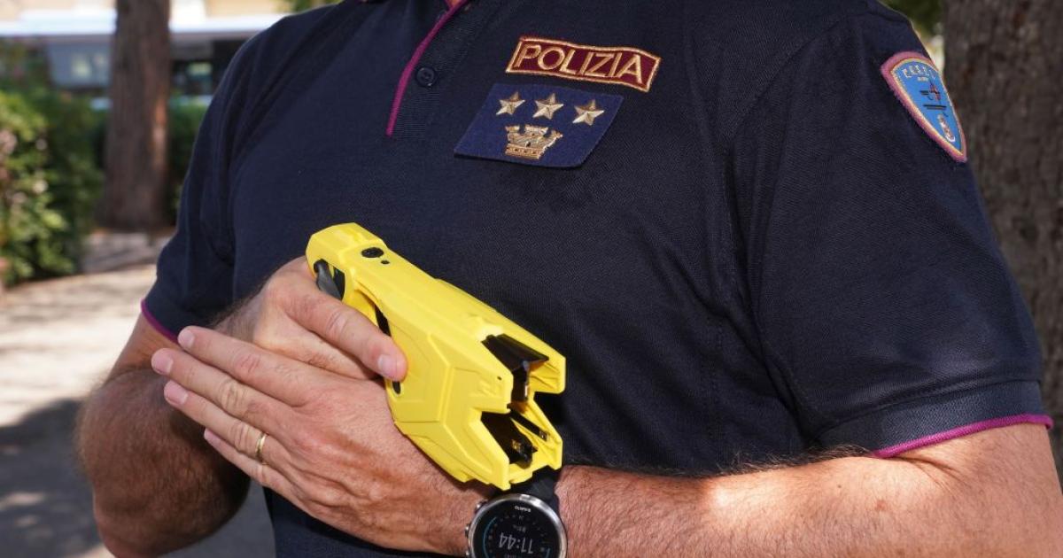 Corcagnano, minaccia e tenta di colpire con un coltello il coinquilino e gli agenti: bloccato ...