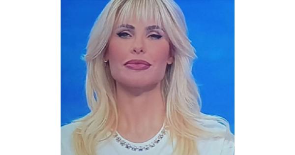 Ilary "in versione Amanda Lear": i nuovi ritocchi e le critiche social ...