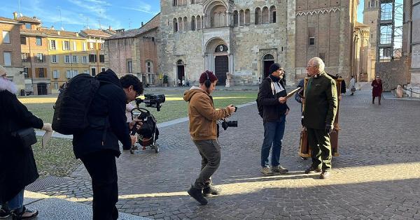 "Striscia la notizia": Davide Rampello in piazza Duomo - Foto - Foto 1 ...