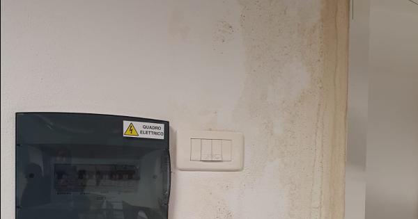 Infiltrazioni d'acqua (vicino a un quadro elettrico) sui muri dell ...