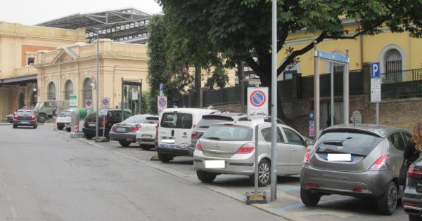 Via Monte Altissimo, la segnaletica vieta la sosta fino al 31 dicembre ...