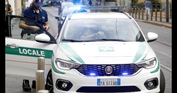 Milano: giovane in fin di vita trovato sull'asfalto. Forse è stato spinto fuori da un'auto in ...