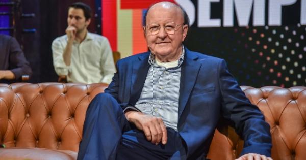 Massimo Boldi in auto incastrato tra rotaie del tram a Milano ...