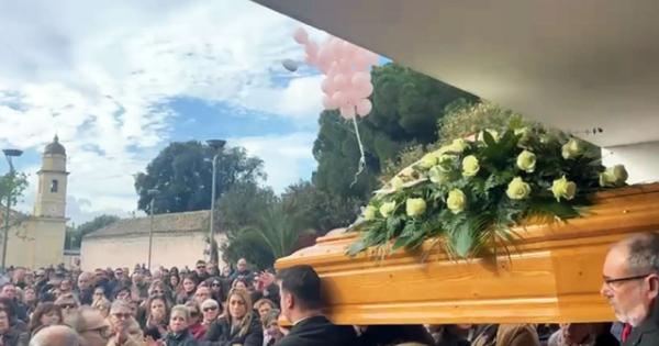 Folla commossa e dolore per l'ultimo saluto a Francesca Deidda uccisa ...