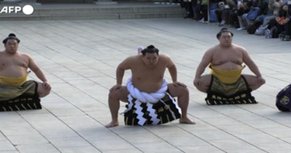 Tokyo, la folla accoglie il nuovo grande campione di sumo - Gazzetta di ...
