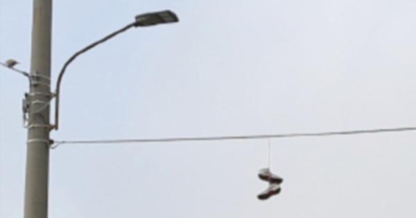 «Shoefiti», scarpe appese per dire «qui si spaccia» - Gazzetta di Parma