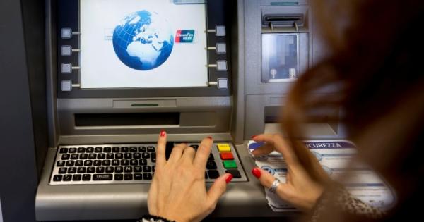 L'«infedele» impiegata di studio: preleva 4.200 euro con il bancomat dell'avvocata - Gazzetta di ...