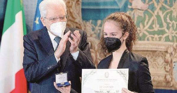 Elena Mora, 16 anni, presenta il suo terzo romanzo: un giallo ...