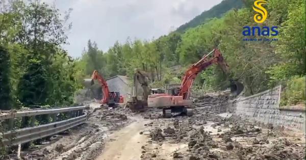 Alluvione in Emilia-Romagna, frane e allagamenti sulle strade ...