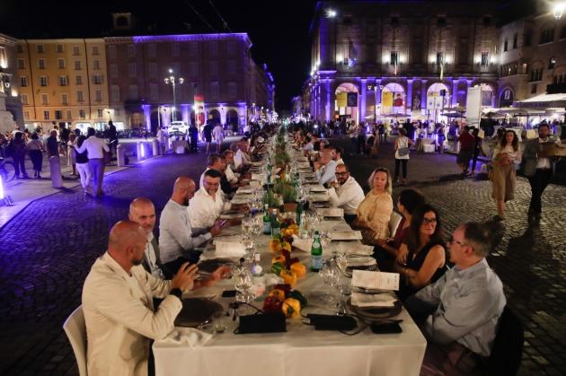 La Cena dei Mille, tutti a tavola: 400 metri di gusto nel cuore di ...