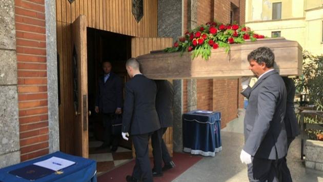 Milano, l'ultimo saluto a Giorgio Torelli: alla cerimonia funebre il ...