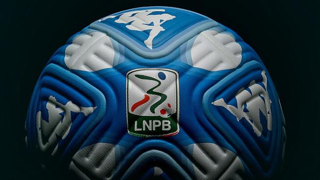 Ecco il nuovo pallone della serie B: micro-scanalature e... l'azzurro ...