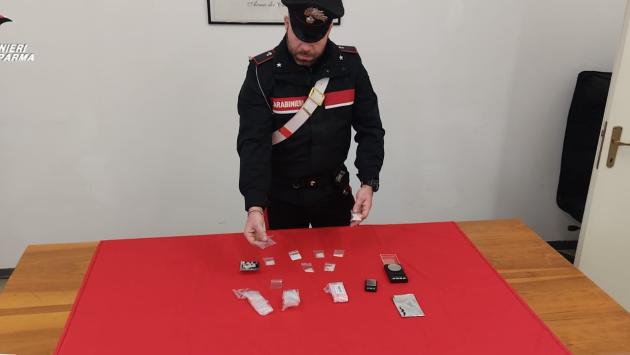 All'arrivo dei carabinieri finge di sistemare la macchina: sequestrati ...