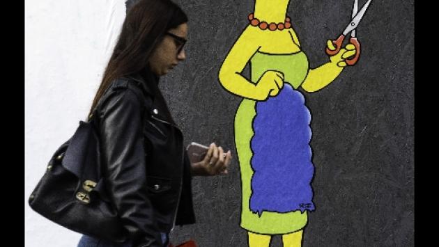 Iran: rimosso murale con Marge Simpson che si taglia capelli - Gazzetta ...