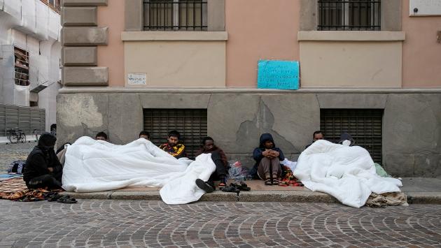 Pachistani accampati in via Cavestro: «Aiutateci, ci serve una casa ...