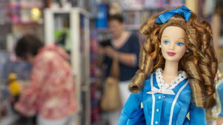 E' polemica ad Arcore per una mostra di Barbie contro la violenza di ...