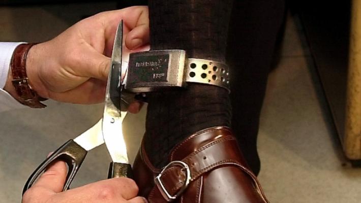 Taglia il braccialetto elettronico e continua a minacciare l'ex moglie ...