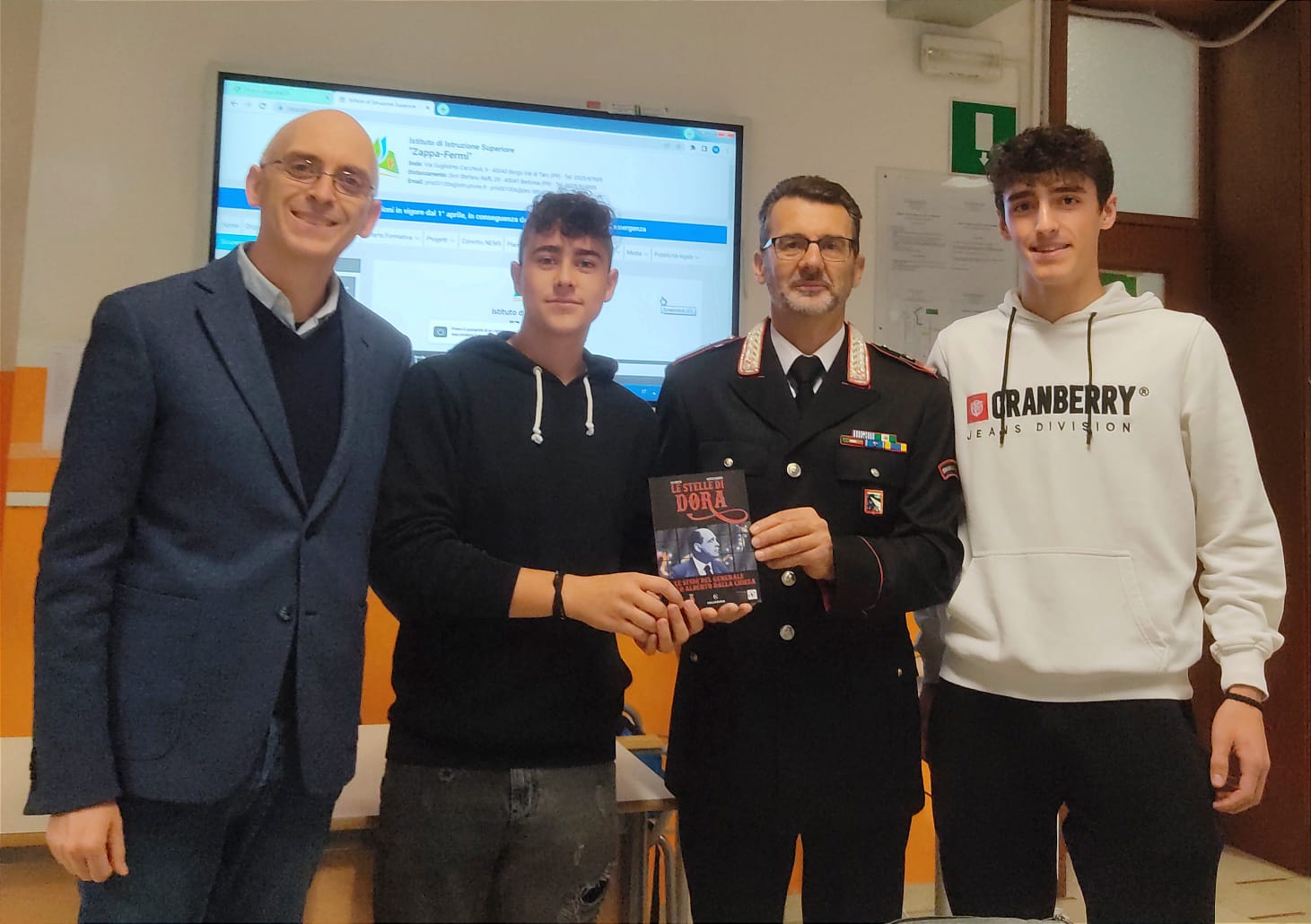 La graphic novel che racconta il generale Dalla Chiesa donata alle ...