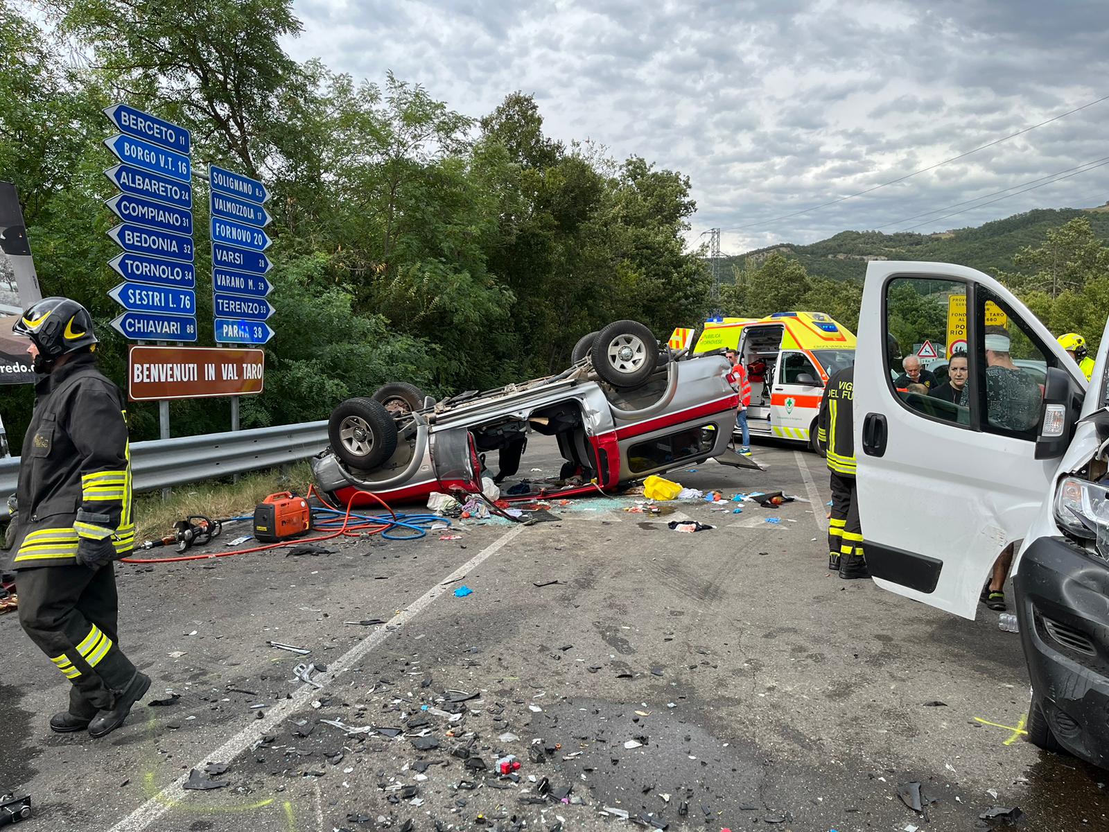 Scontro fra due auto vicino all'ingresso del casello di Borgotaro, una ...