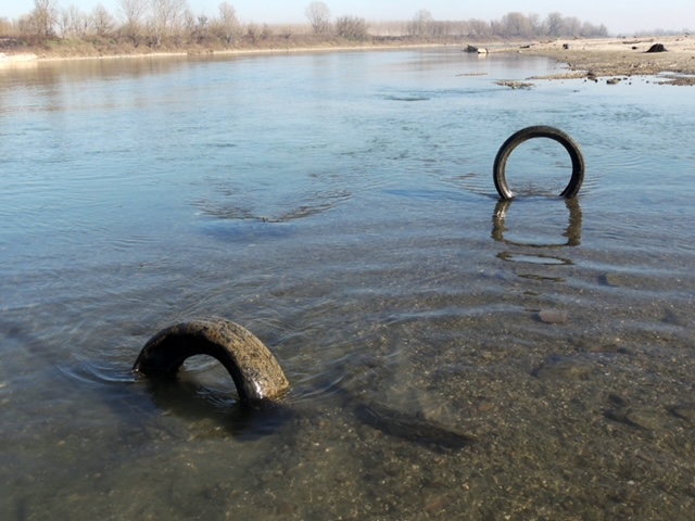 A Zibello una valanga di pneumatici nel Po - Gazzetta di Parma