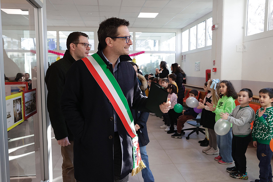 Colorata, più sicura, rinnovata: ecco la nuova scuola Rodari - Video ...