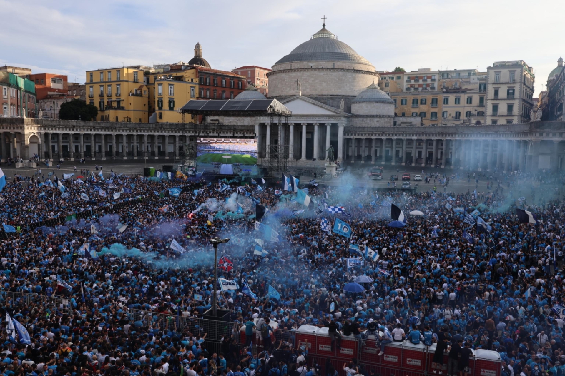 Napoli campione d'Italia per la quarta volta (2-0 al Cagliari; Como ...