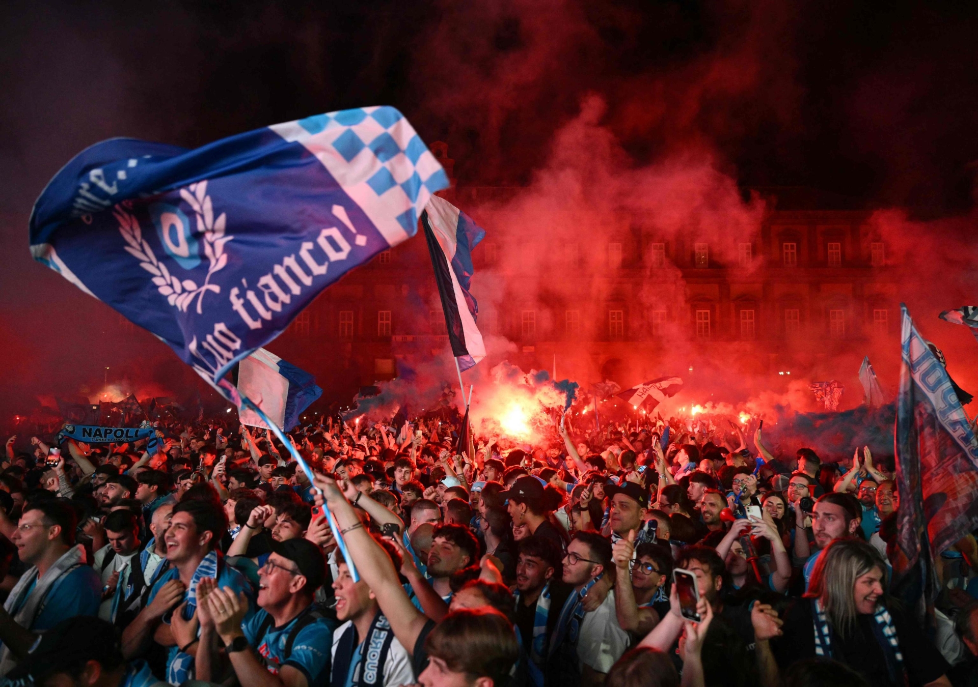 Napoli campione d'Italia per la quarta volta (2-0 al Cagliari; Como ...